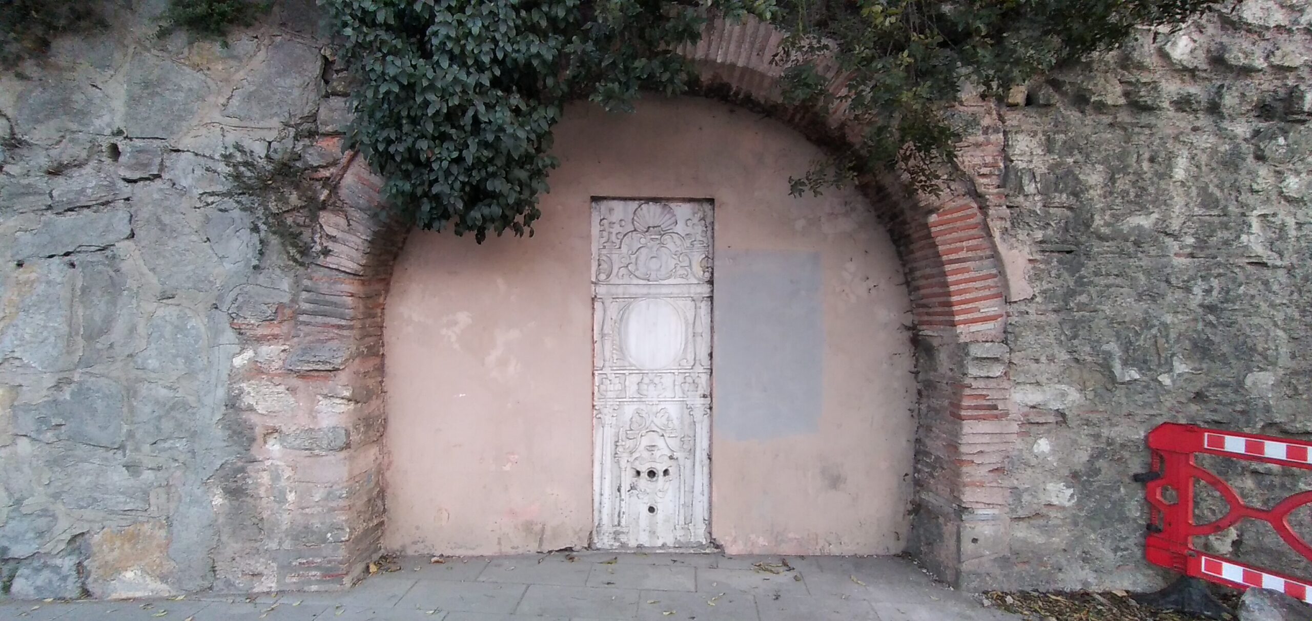 İsmet Bey Çeşmesi • Konumu, Fotoğrafları ve Hakkındaki Bilgiler ...