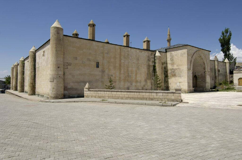 Mama Hatun Kervansarayı, Tercan • Konumu, Fotoğrafları ve Hakkındaki ...