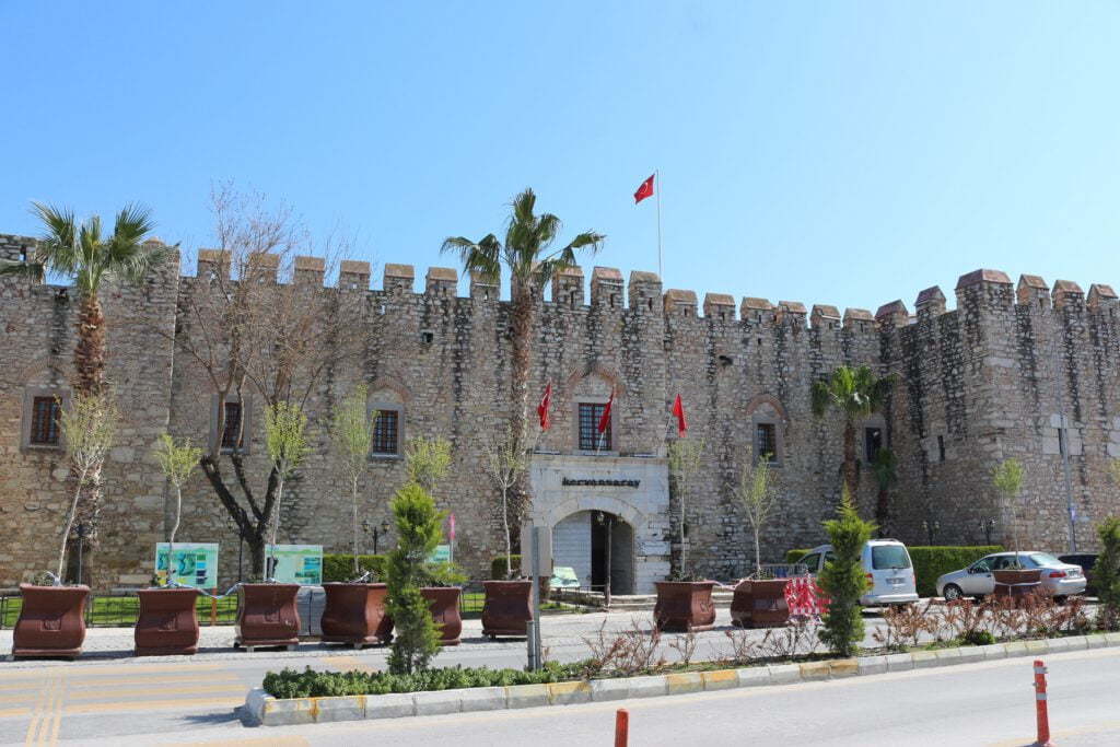 Öküz Mehmet Paşa Kervansarayı, Kuşadası • Konumu, Fotoğrafları ve ...