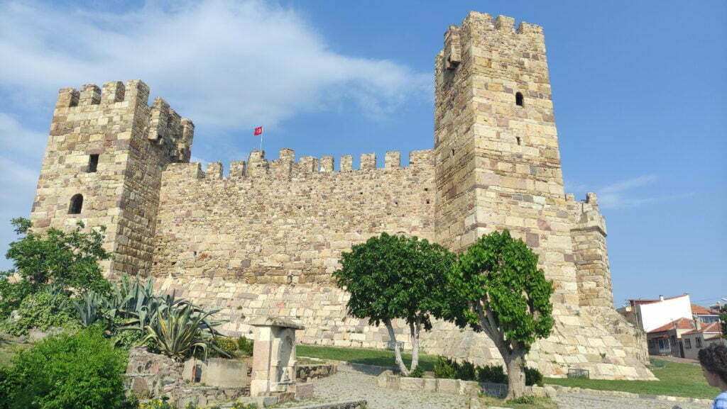 Burg Çandarlı • Lage, Fotos und Informationen dazu • Kulturelles Inventar