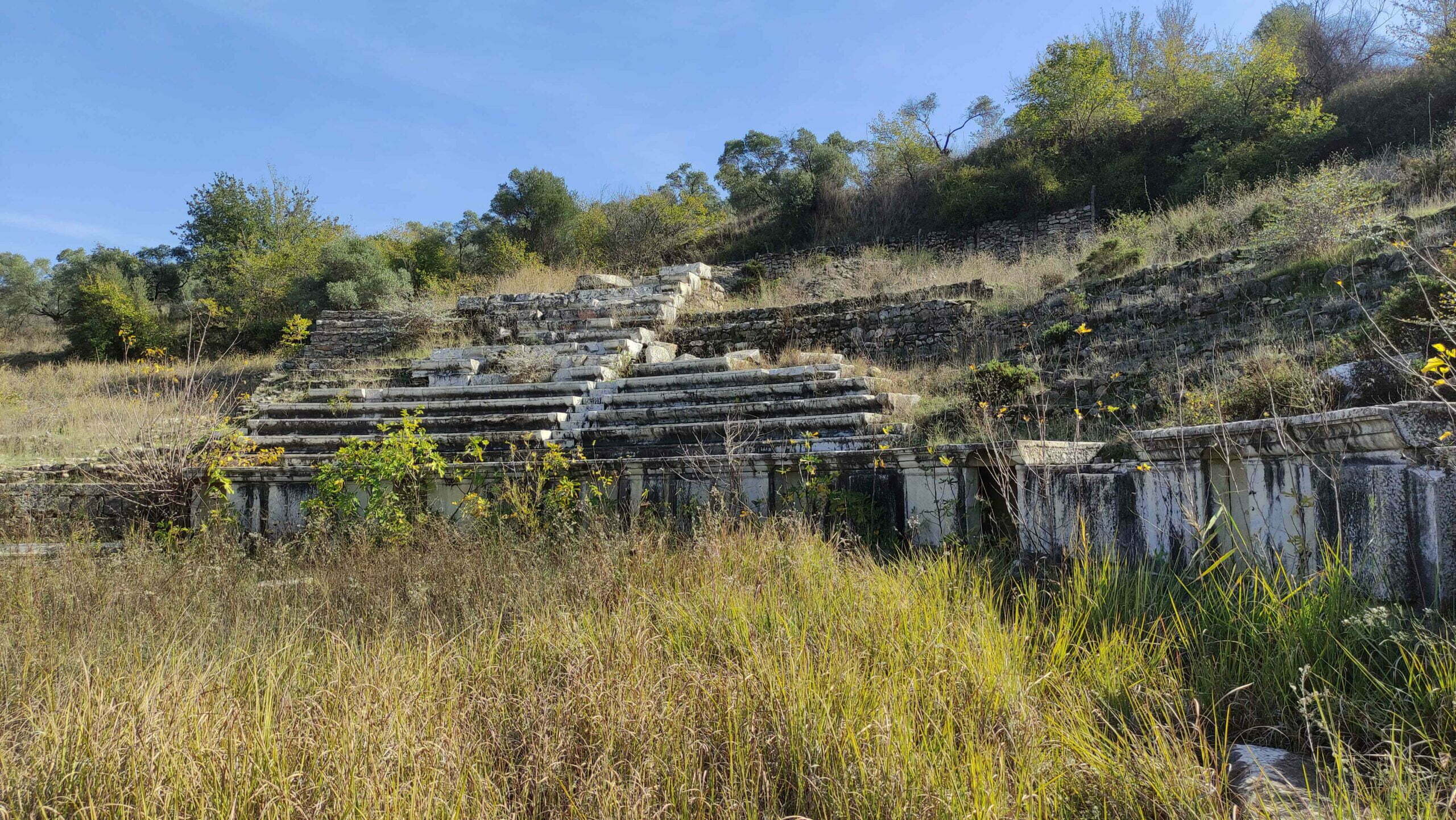 Magnesia Theatron • Konumu, Fotoğrafları ve Hakkındaki Bilgiler ...