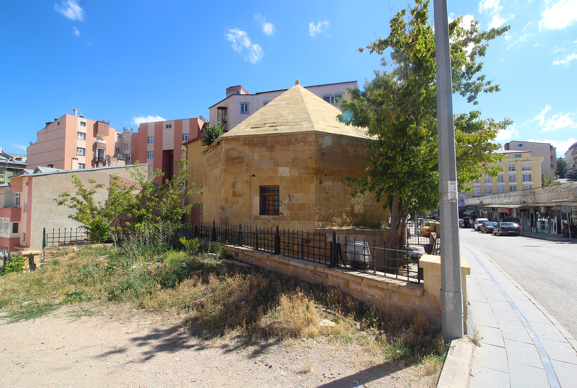 Ahi Emir Ahmet Zencani Türbesi, Bayburt • Konumu, Fotoğrafları ve ...