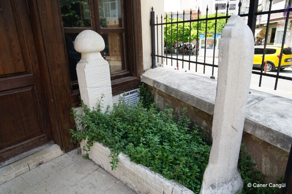 Kadı Emin Ali Çelebi Camii Girişindeki Mezar • Kültür Envanteri