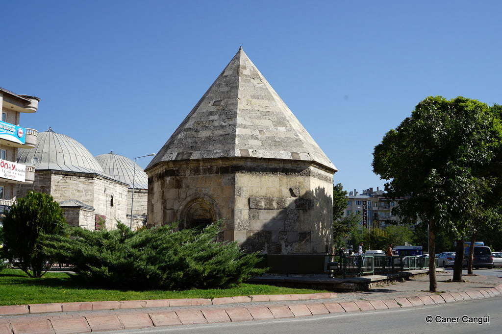Ahi Emir Ahmet Tomb, Sivas • Location, Photos and Information About It ...
