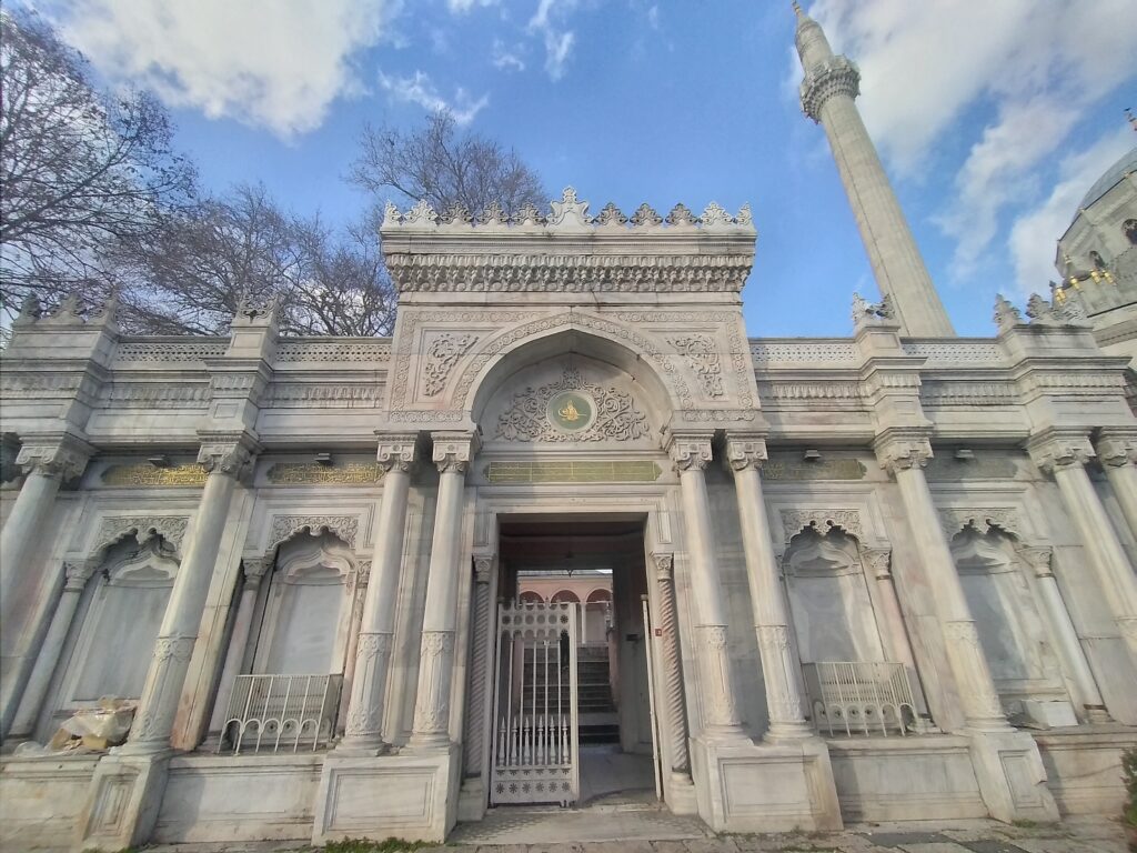 Pertevniyal Valide Sultan Camii Avlu Kapısı Çeşmeleri • Kültür Envanteri