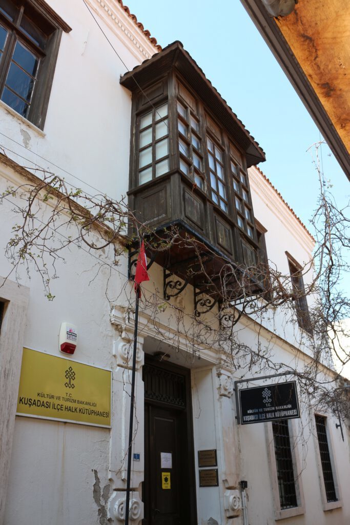 Kuşadası Public Library • Location, Photos and Information About It ...