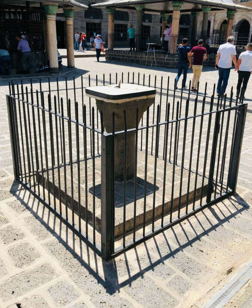 El-Cezerî’nin Güneş Saati • Konumu, Fotoğrafları ve Hakkındaki Bilgiler ...