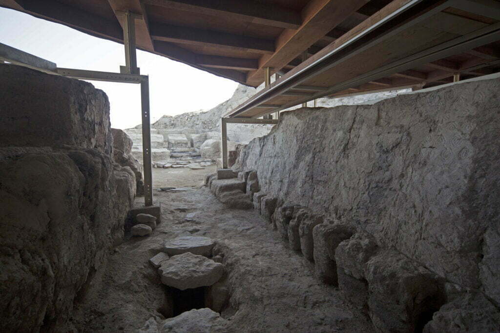 photo 17_Arsl_The oldest corridor section with wall piaintings leading ...