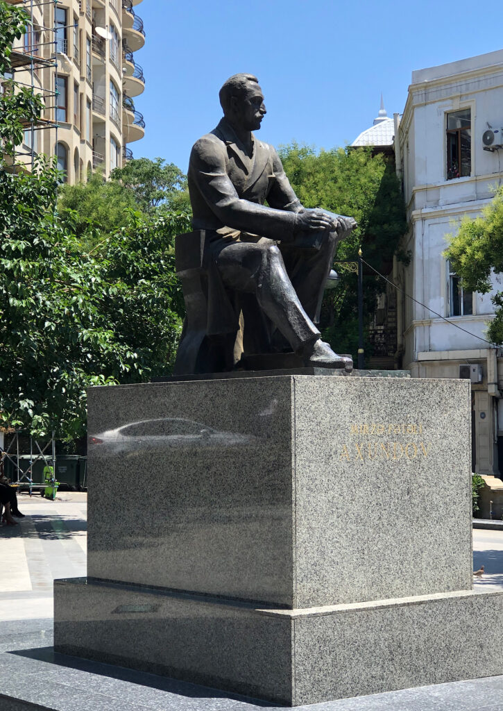 Mirza Fetali Ahundov Heykeli • Konumu, Fotoğrafları ve Hakkındaki ...