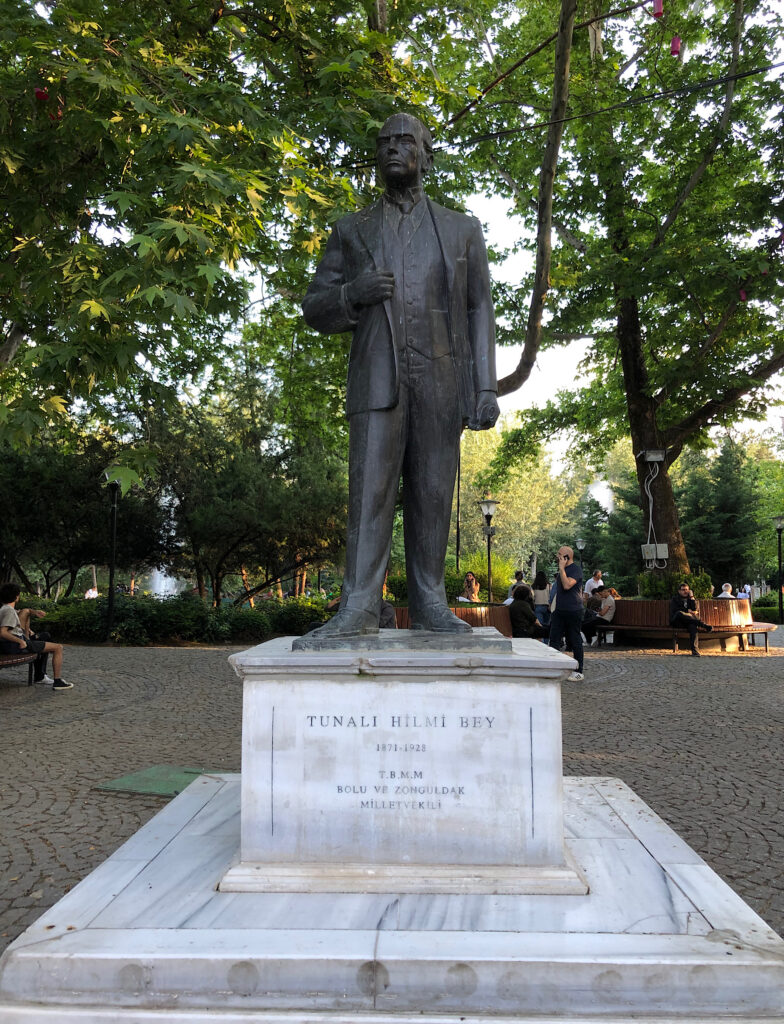 Tunalı Hilmi Bey Heykeli • Konumu, Fotoğrafları ve Hakkındaki Bilgiler ...