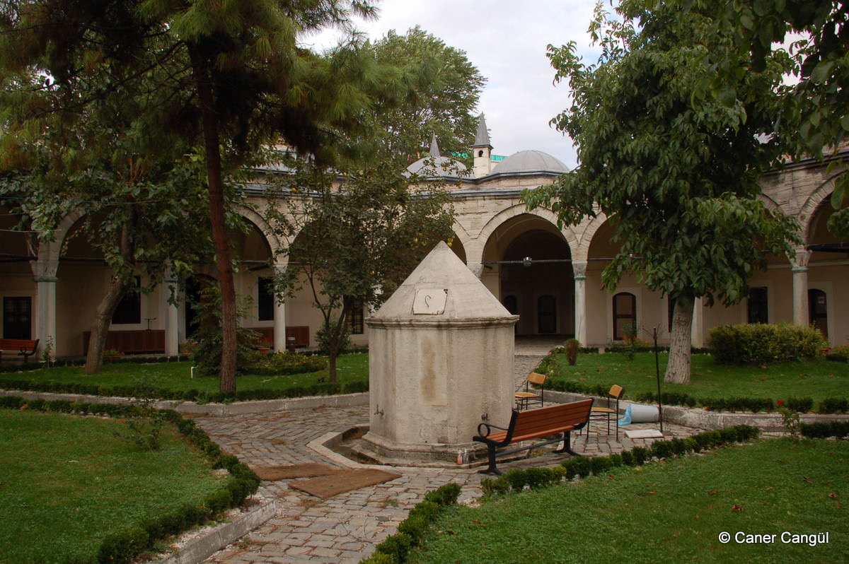Rüstem Paşa Medresesi Şadırvanı • Konumu, Fotoğrafları ve Hakkındaki ...