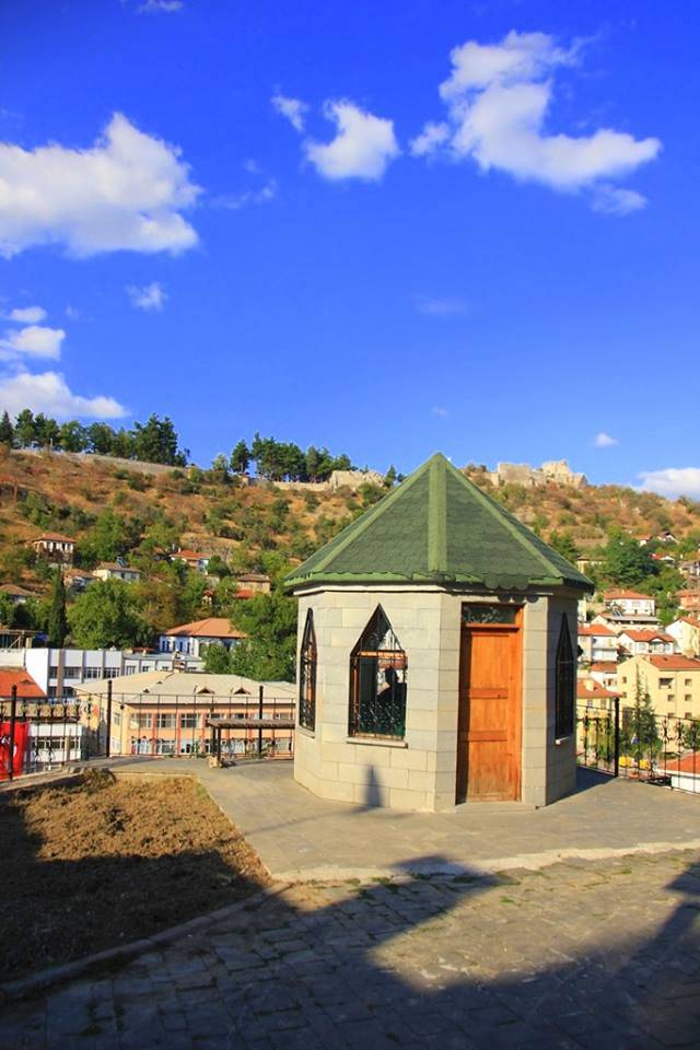 Cahit Külebi Anıt Mezarı, Niksar • Konumu, Fotoğrafları ve Hakkındaki ...