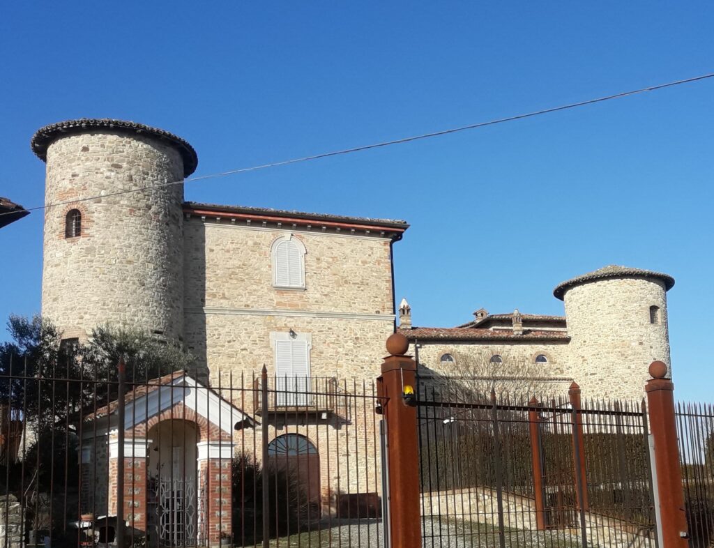 Castano Castle • Location, Photos and Information • Cultural Inventory