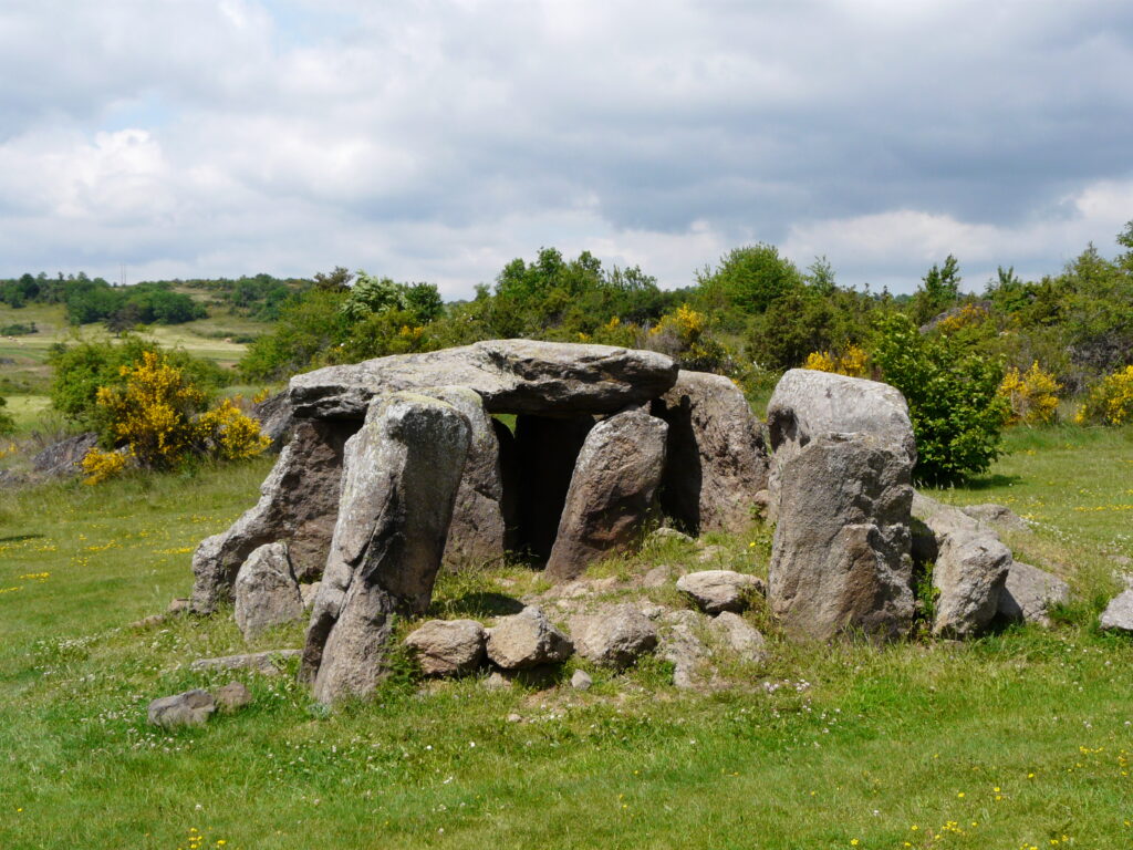 Dolmen, Grotte • Location, Photos and Information About It • Cultural ...