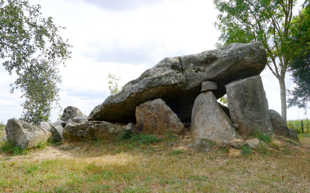Dolmen, Pierre Folle du Plessis • Konumu, Fotoğrafları ve Hakkındaki ...