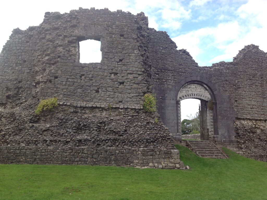 Newcastle-Castle-Bridgend-Portal-External-South-facing • Kültür Envanteri