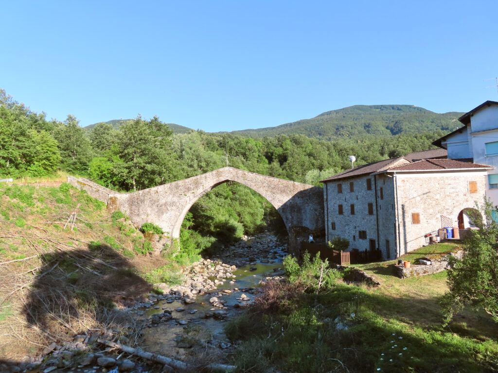 Monchio delle Corti Köprüsü • Konumu, Fotoğrafları ve Hakkındaki ...