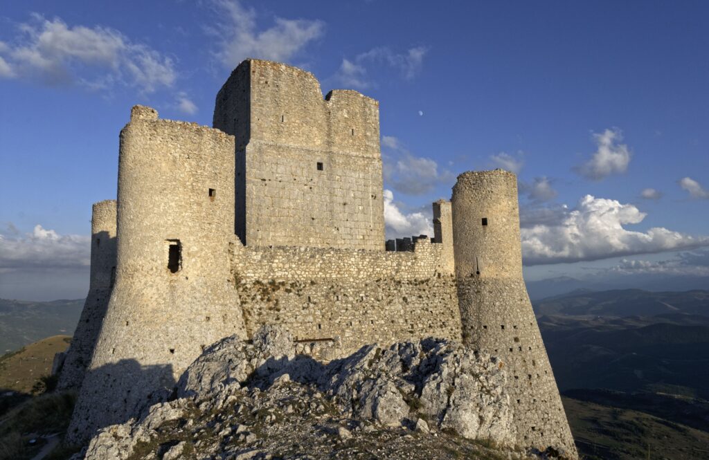 Rocca Calascio Kalesi • Konumu, Fotoğrafları ve Hakkındaki Bilgiler ...
