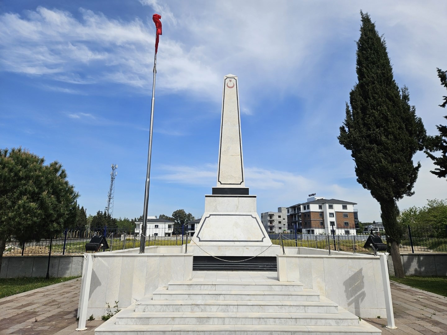 Seferihisar Garnizon Şehitliği • Konumu, Fotoğrafları ve Hakkındaki ...