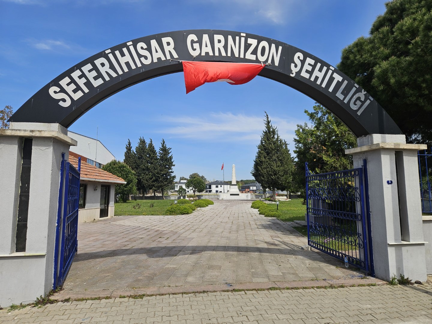 Seferihisar Garnizon Şehitliği • Konumu, Fotoğrafları ve Hakkındaki ...