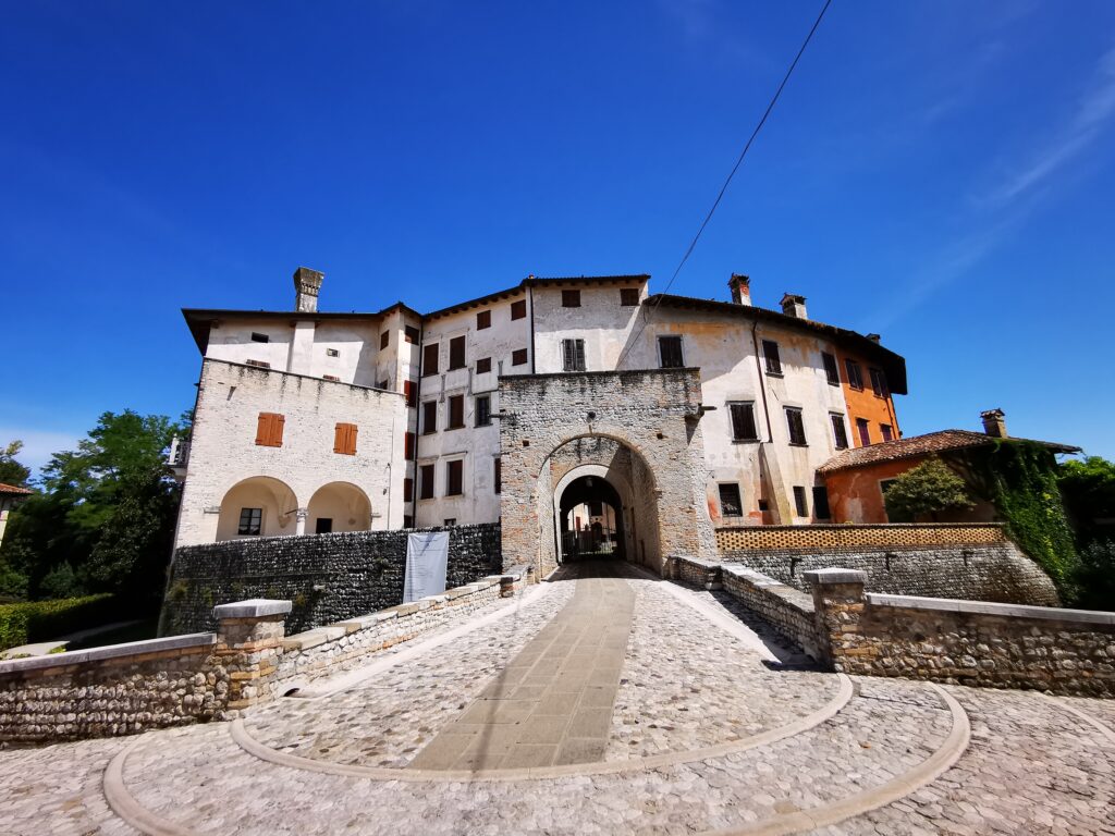 Valvasone Kalesi • Konumu, Fotoğrafları ve Hakkındaki Bilgiler • Kültür ...