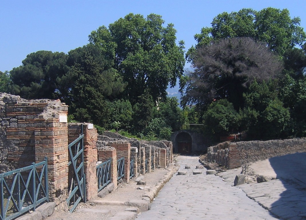Via-Stabiana-with-Porta-di-Stabia-in-Pompeii-2006 • Kültür Envanteri