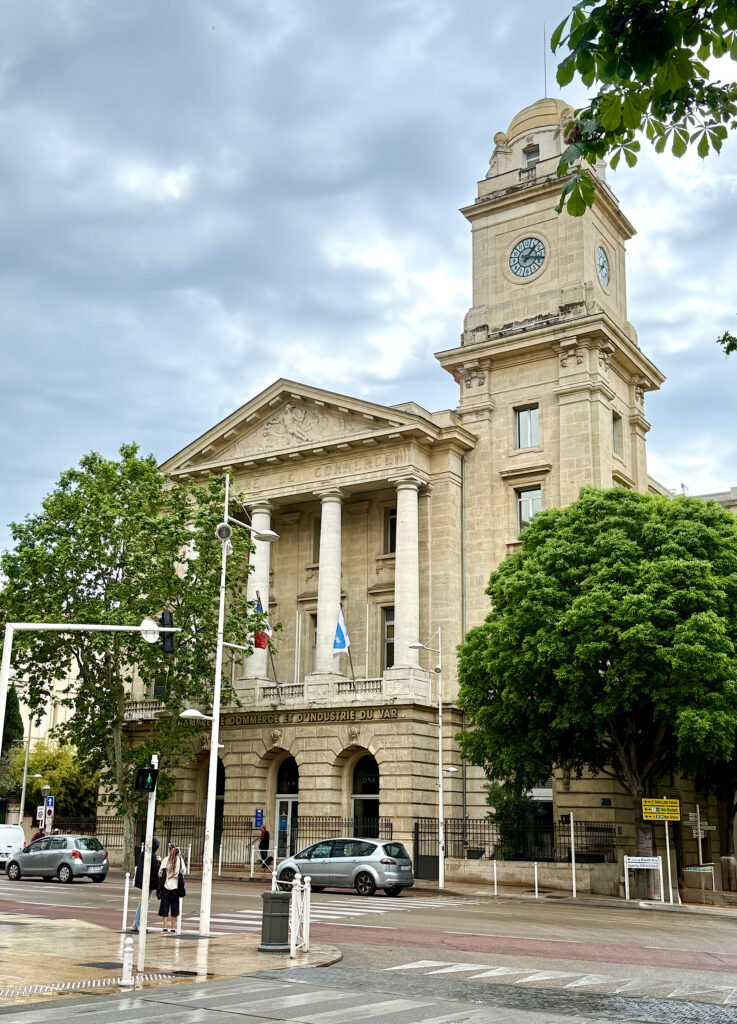 Edificio de la Cámara de Comercio e Industria de la Región de Var ...