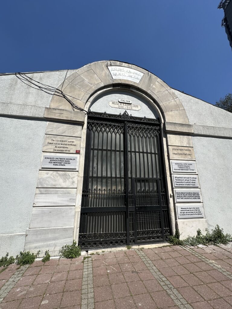 Şişli İtalyan Musevi Mezarlığı • Konumu, Fotoğrafları ve Hakkındaki ...