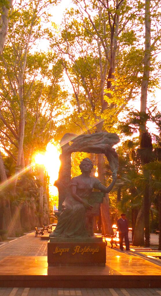 Nigar Rafibeyli Heykeli, Gence • Konumu, Fotoğrafları ve Hakkındaki ...