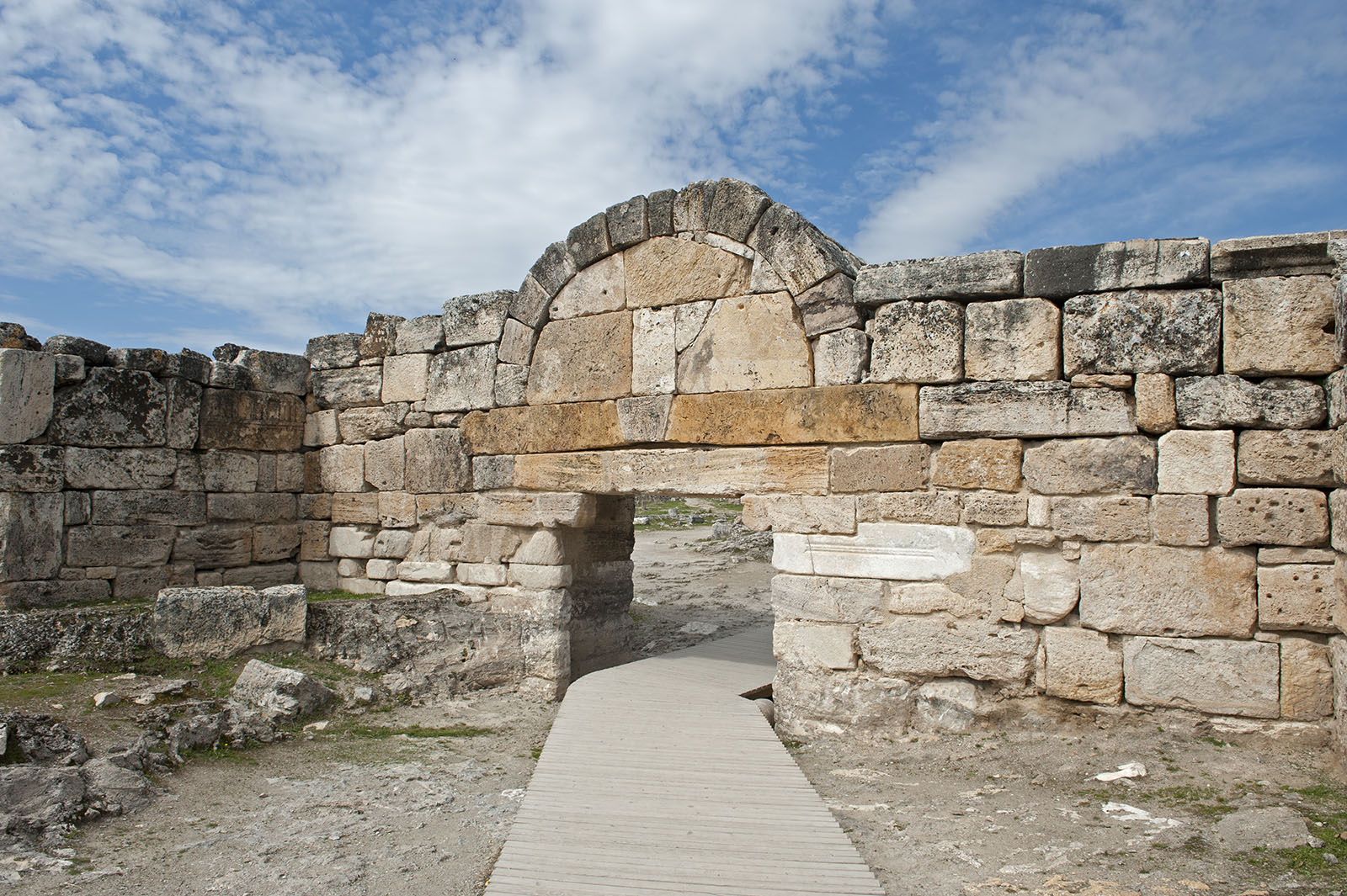 Hierapolis-Southern-Byzantine-gate-from-outside-4834 • Kültür Envanteri