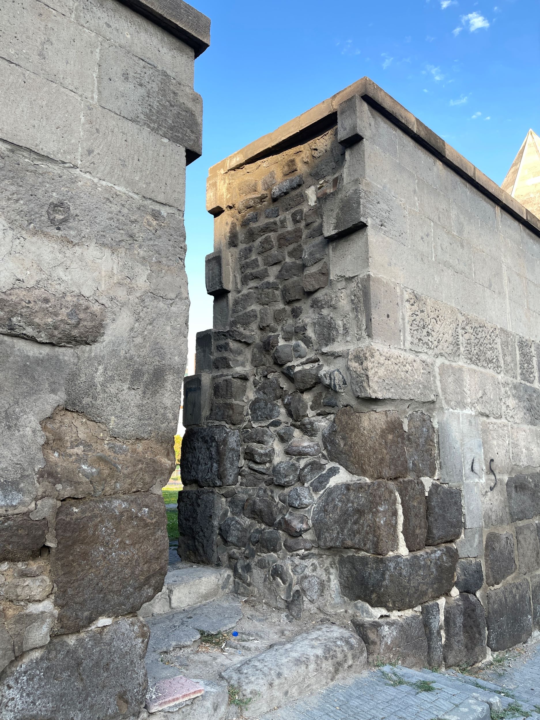 Han Camii Sur Kalıntısı • Konumu, Fotoğrafları ve Hakkındaki Bilgiler ...