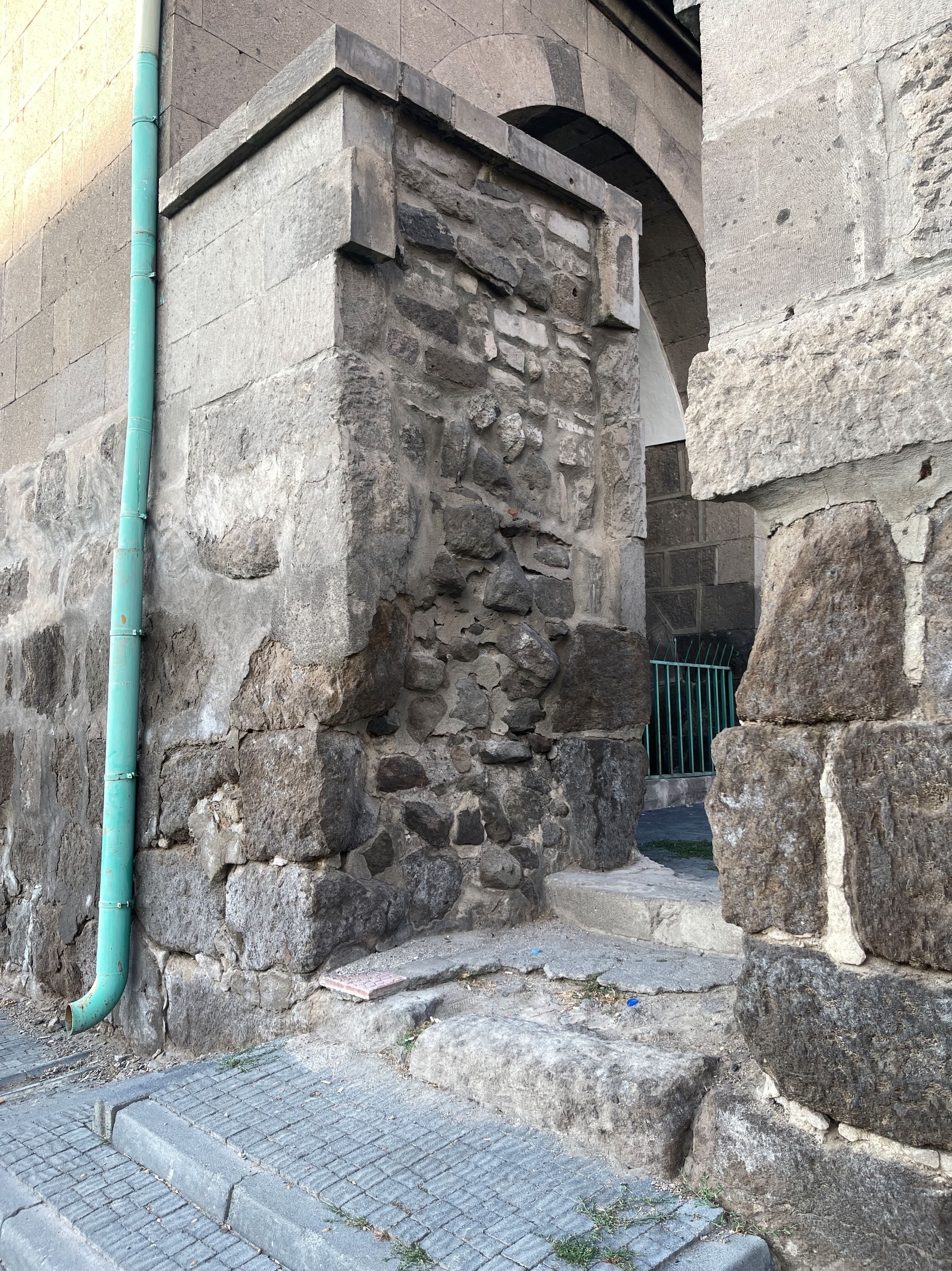 Han Camii Sur Kalıntısı • Konumu, Fotoğrafları ve Hakkındaki Bilgiler ...