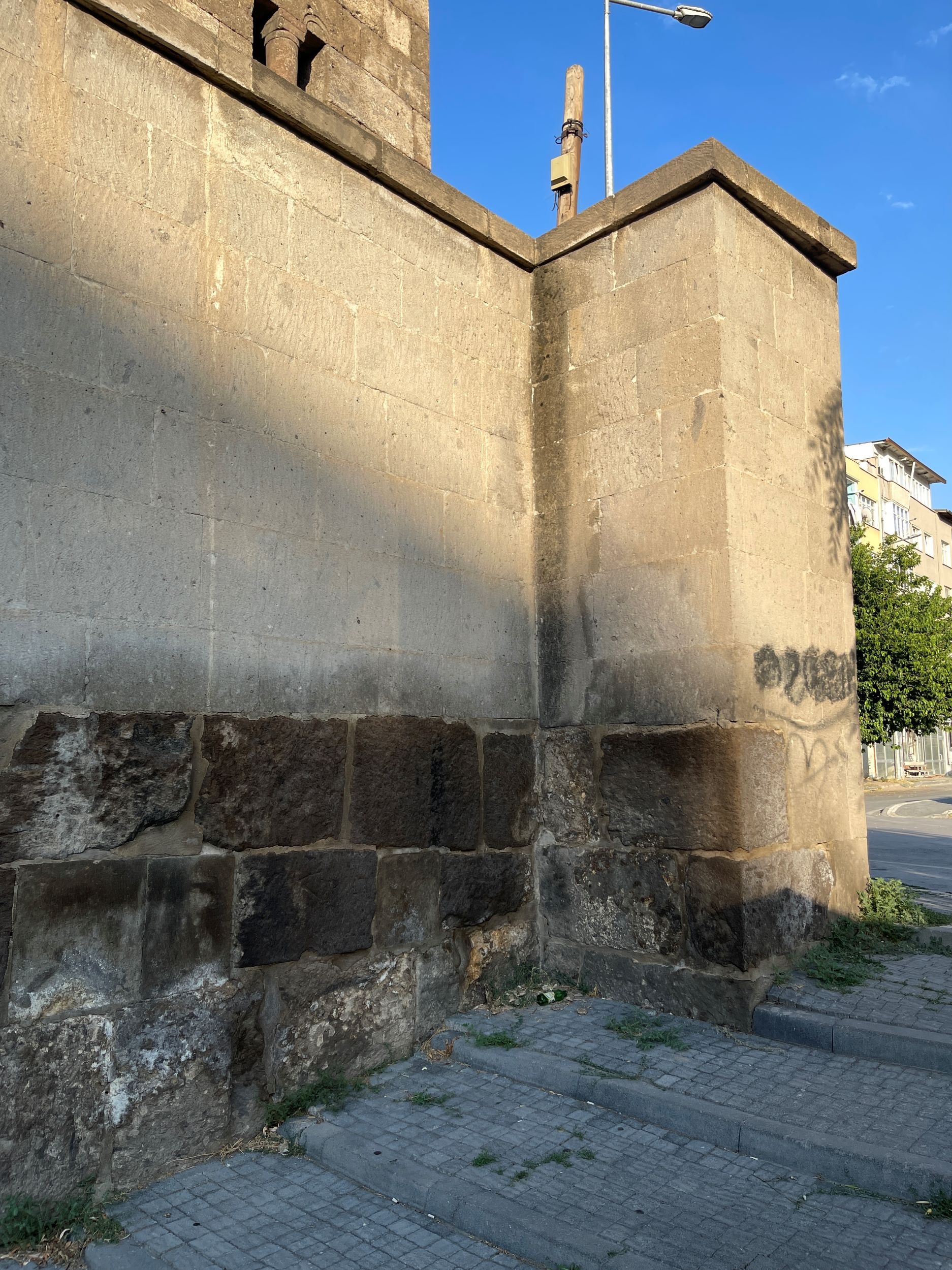 Han Camii Sur Kalıntısı • Konumu, Fotoğrafları ve Hakkındaki Bilgiler ...