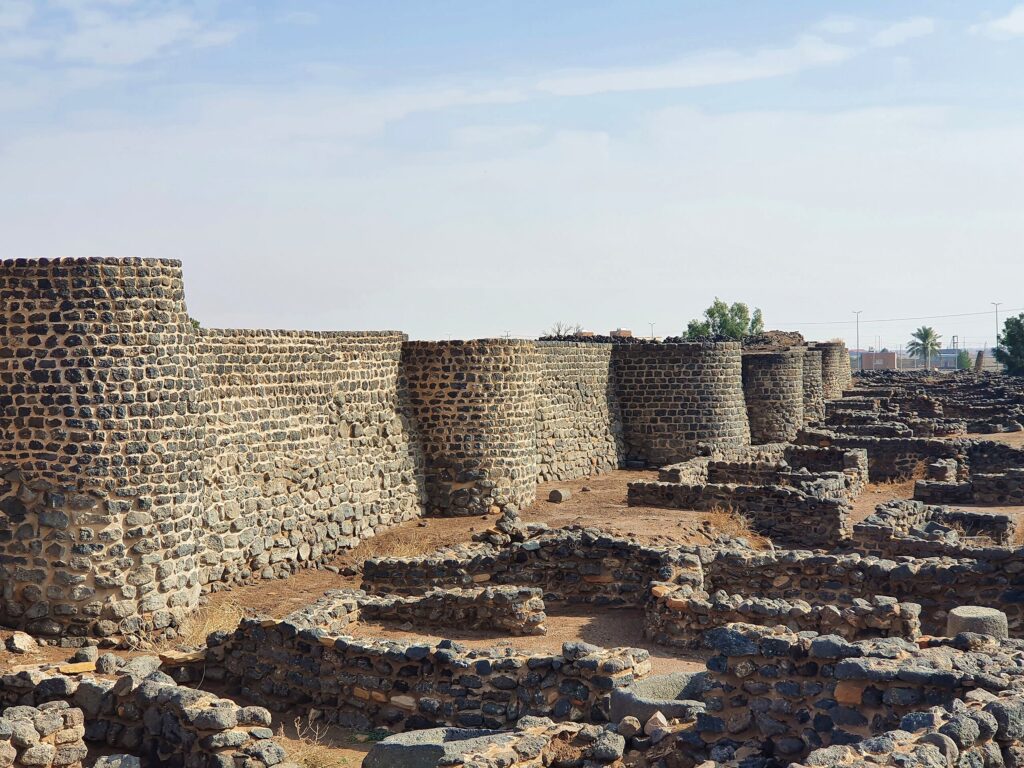Fortifications_and_dwellings_at_the_early_Islamic_site_of_Fayd,_Saudi ...